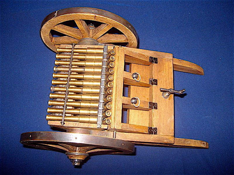 Le_macchine_di_Leonardo_mitragliera_a_tre_file_di_canne Le_macchine_di_Leonardo_mitragliera_a_tre_file_di_canne